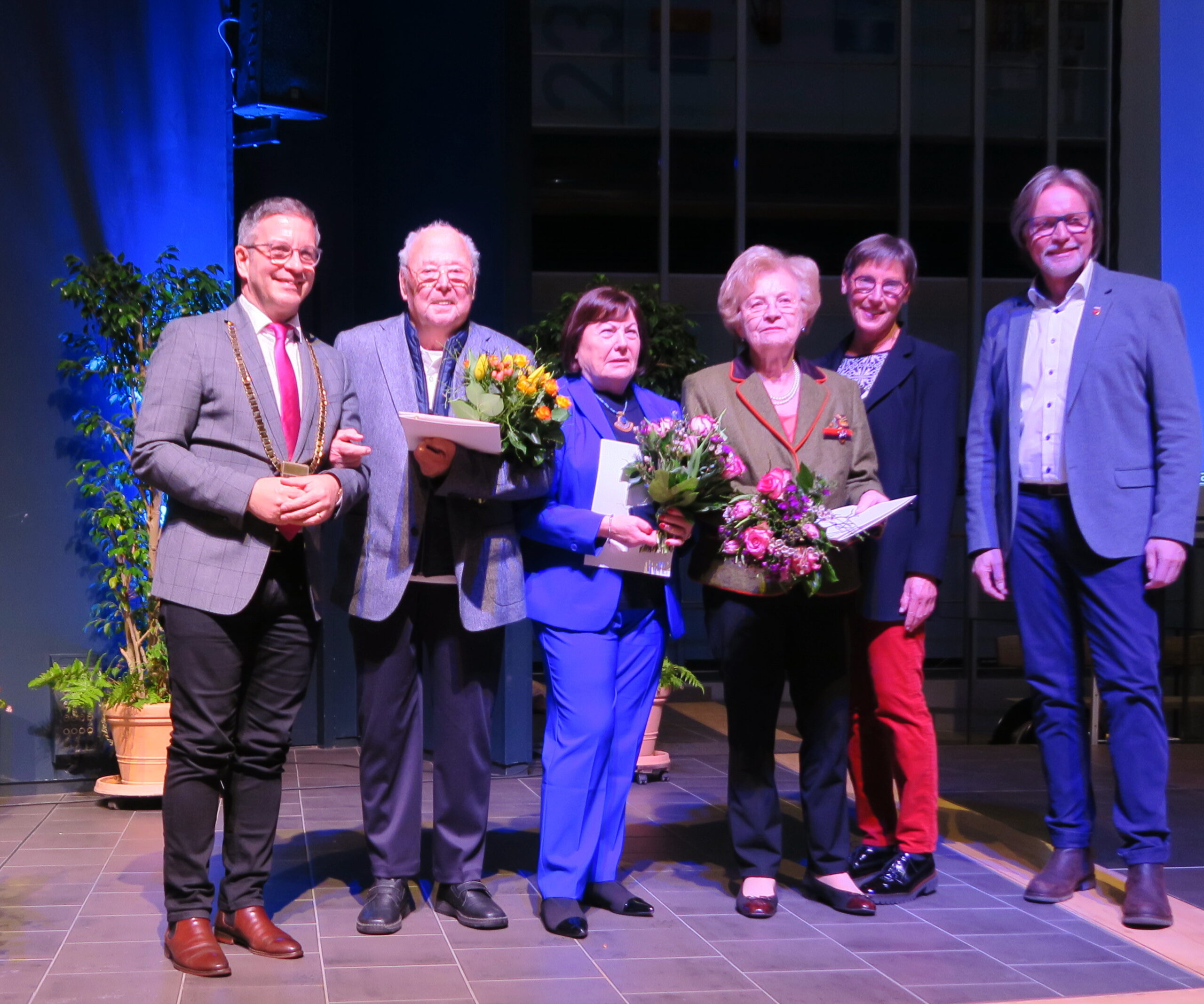 Bezirksvertretung sagt „Danke“ und ehrt drei Bürger mit der ...